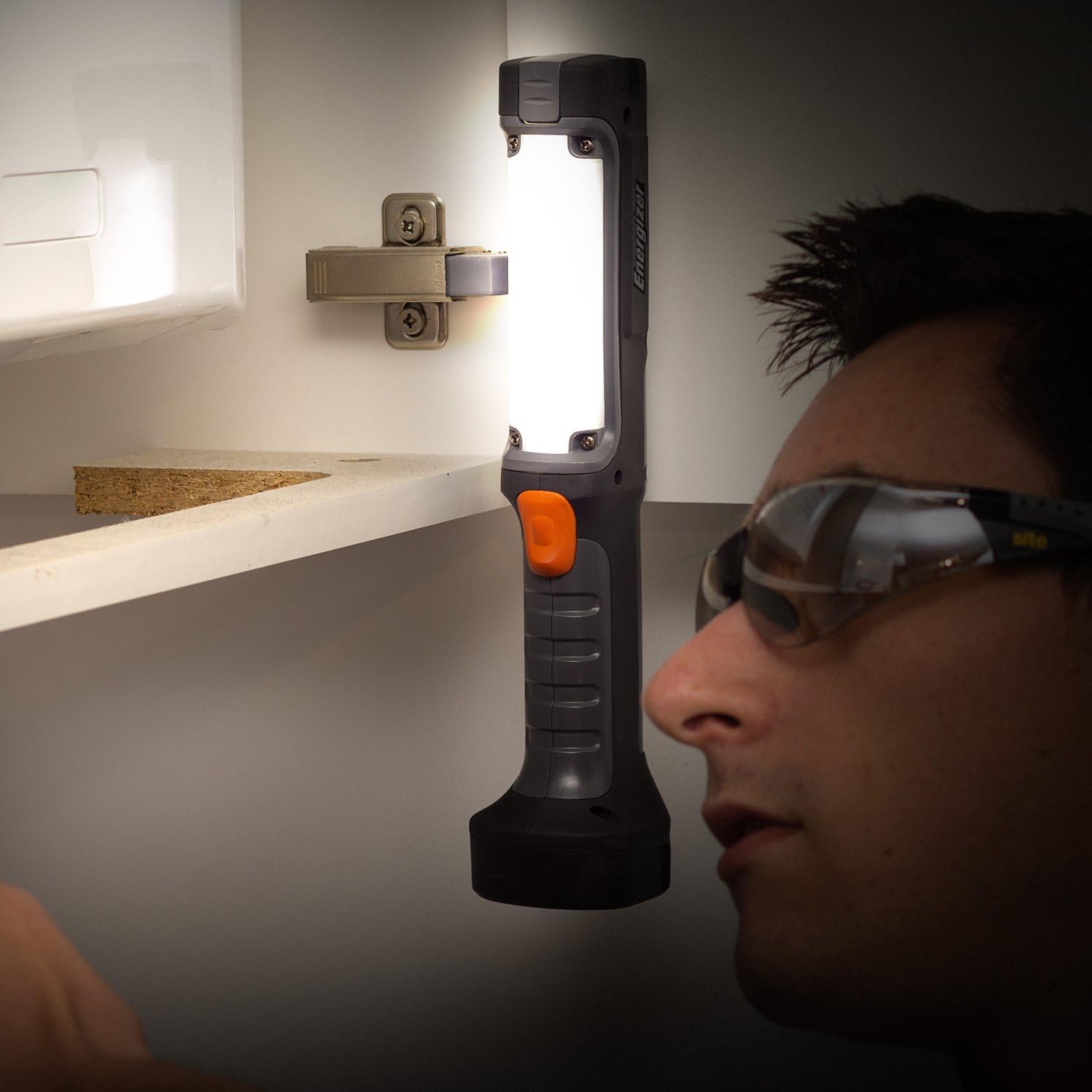 Linterna 550 lumens hard case 4AA